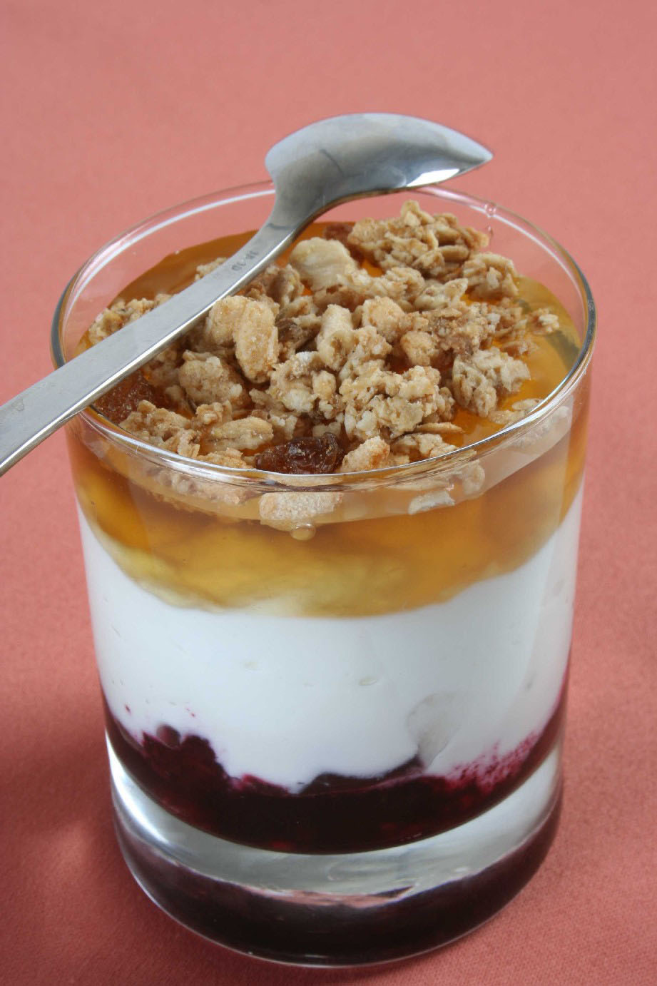 Verrines de chèvre frais aux fruits rouges, miel et muesli | Soignon